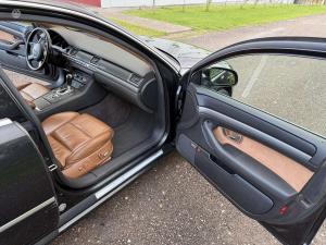 Black Audi A8 2004 in Vilnius, with an engine capacity of 3.94 L and mileage of 442 thousand km for 2999 €, photo 15 on AUTOMOTO.COM.LV