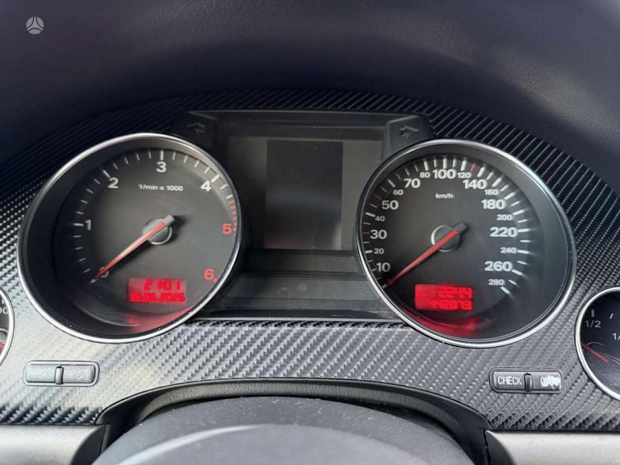 Black Audi A8 2004 in Vilnius, with an engine capacity of 3.94 L and mileage of 442 thousand km for 2999 €, photo 22 on AUTOMOTO.COM.LV