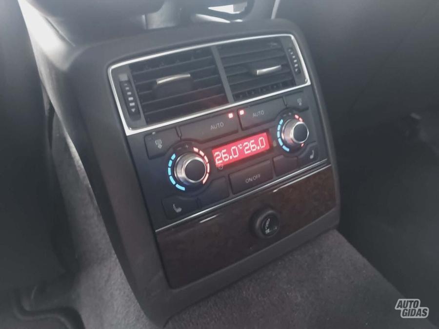 Black Audi A8 2005 in Ukmerge, with an engine capacity of 3.00 L and mileage of 285 thousand km for 4000 €, photo 15 on AUTOMOTO.COM.LV