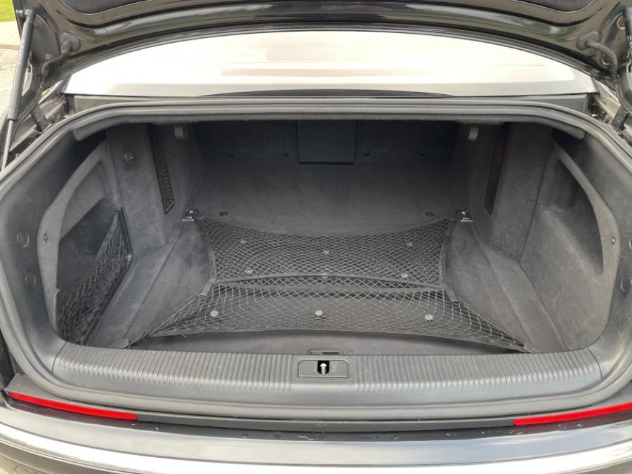 Black Audi A8 2005 in Riga, with an engine capacity of 4.20 L and mileage of 285 thousand km for 6650 €, photo 4 on AUTOMOTO.COM.LV