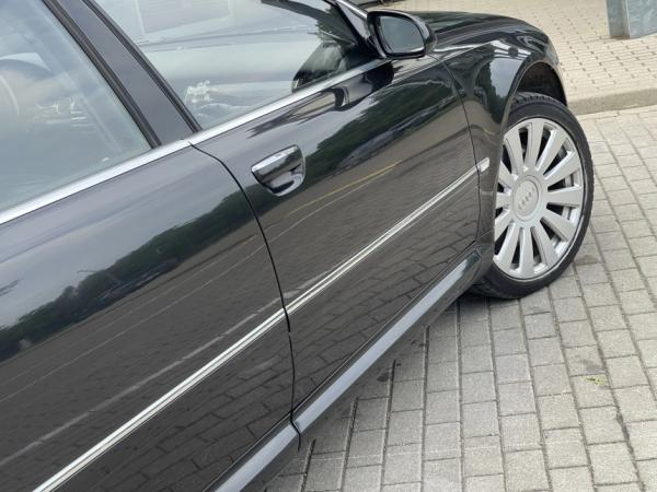 Black Audi A8 2005 in Riga, with an engine capacity of 4.20 L and mileage of 285 thousand km for 6650 €, photo 7 on AUTOMOTO.COM.LV