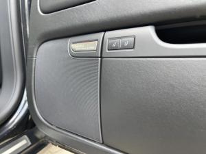 Black Audi A8 2005 in Riga, with an engine capacity of 4.20 L and mileage of 285 thousand km for 6650 €, photo 21 on AUTOMOTO.COM.LV