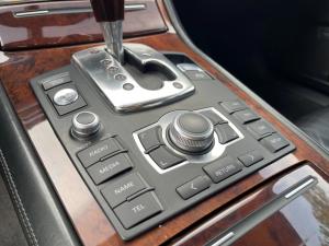 Black Audi A8 2005 in Riga, with an engine capacity of 4.20 L and mileage of 285 thousand km for 6650 €, photo 26 on AUTOMOTO.COM.LV