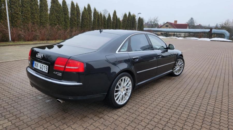 Black Audi A8 2008 in Riga, with an engine capacity of 4.20 L and mileage of 342 thousand km for 6900 €, photo 6 on AUTOMOTO.COM.LV