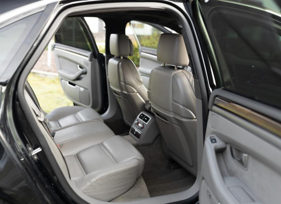 Black Audi A8 2008 in Tallinn, with an engine capacity of 4.20 L and mileage of 0 thousand km for 7000 €, photo 7 on AUTOMOTO.COM.LV