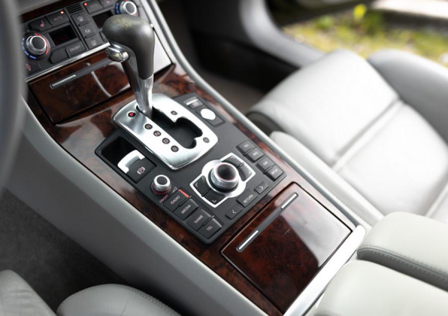 Black Audi A8 2008 in Tallinn, with an engine capacity of 4.20 L and mileage of 0 thousand km for 7000 €, photo 11 on AUTOMOTO.COM.LV
