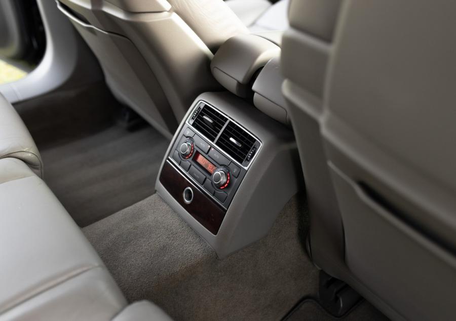Black Audi A8 2008 in Tallinn, with an engine capacity of 4.20 L and mileage of 0 thousand km for 7000 €, photo 19 on AUTOMOTO.COM.LV