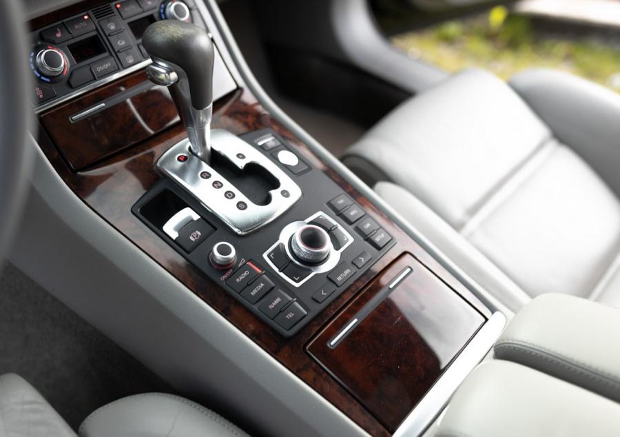 Black Audi A8 2008 in Tallinn, with an engine capacity of 4.20 L and mileage of 0 thousand km for 7000 €, photo 22 on AUTOMOTO.COM.LV