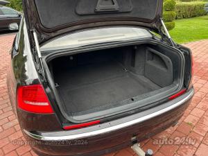 Black Audi A8 2009 in Parnu, with an engine capacity of 4.10 L and mileage of 281 thousand km for 8000 €, photo 13 on AUTOMOTO.COM.LV