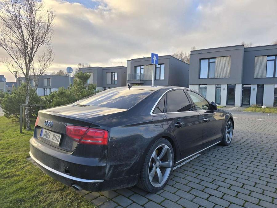 Black Audi A8 2010 in Palanga, with an engine capacity of 4.13 L and mileage of 335 thousand km for 10300 €, photo 11 on AUTOMOTO.COM.LV