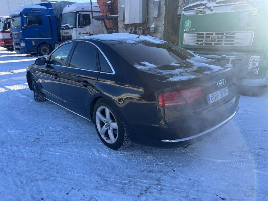 Black Audi A8 2010 in Kaunas, with an engine capacity of 3.00 L and mileage of 294 thousand km for 6350 €, photo 2 on AUTOMOTO.COM.LV