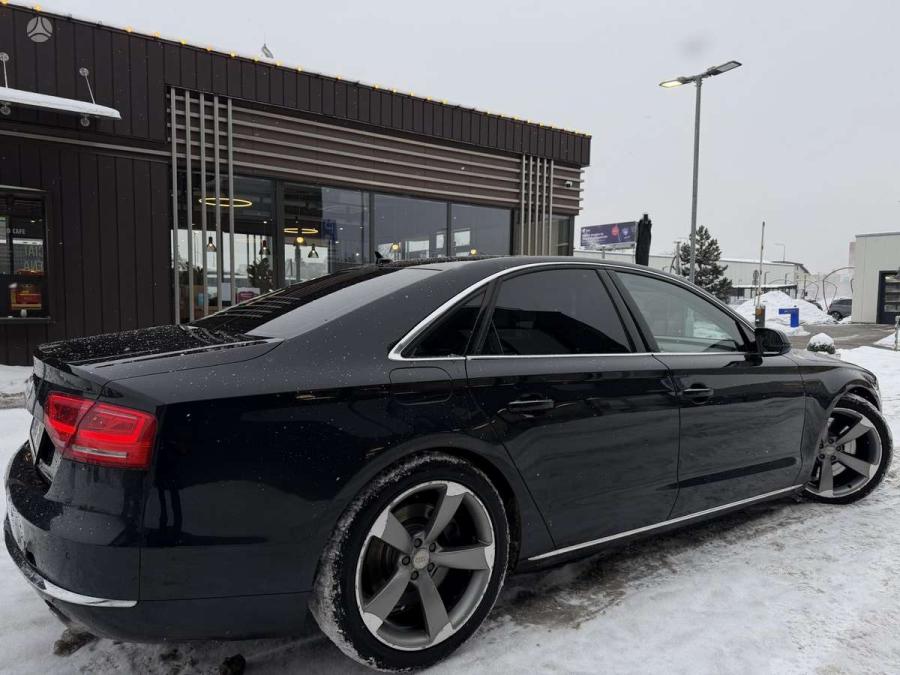 Black Audi A8 2010 in Kaunas, with an engine capacity of 4.13 L and mileage of 340 thousand km for 9350 €, photo 4 on AUTOMOTO.COM.LV