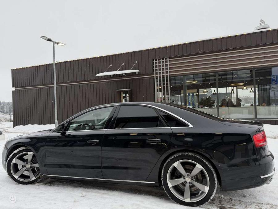 Black Audi A8 2010 in Kaunas, with an engine capacity of 4.13 L and mileage of 340 thousand km for 9350 €, photo 16 on AUTOMOTO.COM.LV