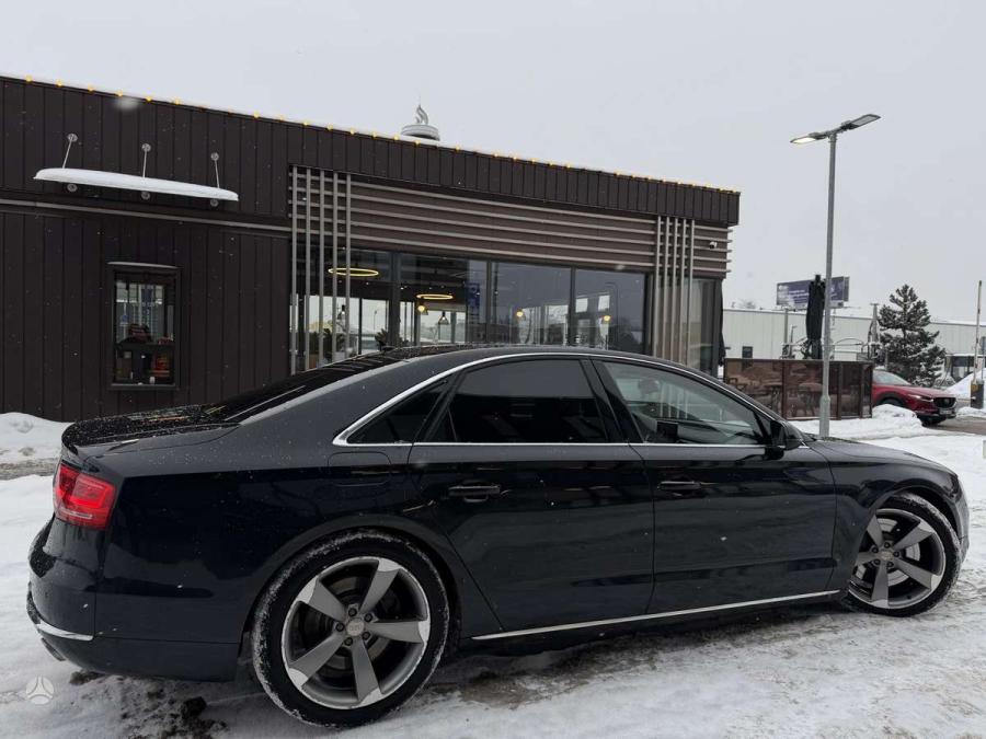 Black Audi A8 2010 in Kaunas, with an engine capacity of 4.13 L and mileage of 340 thousand km for 9350 €, photo 17 on AUTOMOTO.COM.LV