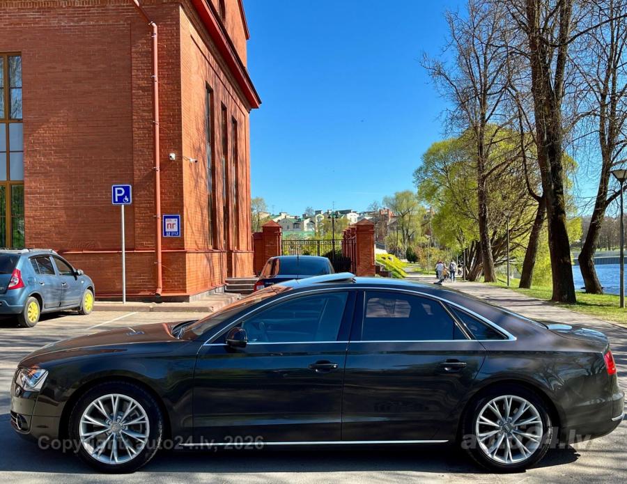Black Audi A8 2010 in Tallinn, with an engine capacity of 4.10 L and mileage of 330 thousand km for 14500 €, photo 6 on AUTOMOTO.COM.LV