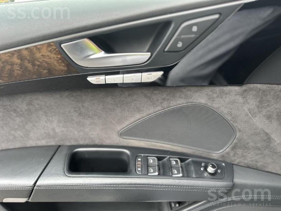 Black Audi A8 2010 in Riga, with an engine capacity of 4.20 L and mileage of 169 thousand km for 11600 €, photo 12 on AUTOMOTO.COM.LV