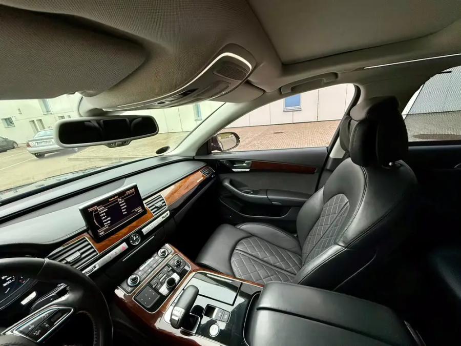 Black Audi A8 2010 in Rezekne, with an engine capacity of 4.20 L and mileage of 223 thousand km for 10490 €, photo 12 on AUTOMOTO.COM.LV