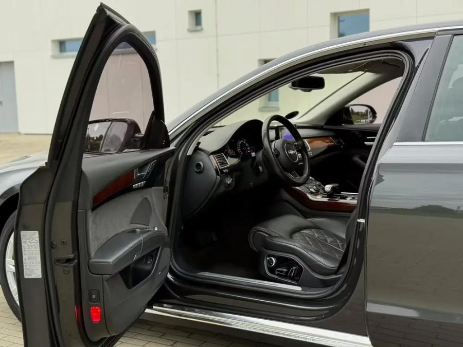 Black Audi A8 2010 in Rezekne, with an engine capacity of 4.20 L and mileage of 223 thousand km for 10490 €, photo 13 on AUTOMOTO.COM.LV