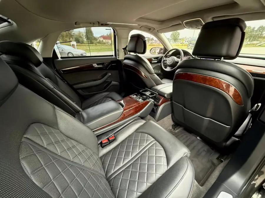 Black Audi A8 2010 in Rezekne, with an engine capacity of 4.20 L and mileage of 223 thousand km for 10490 €, photo 14 on AUTOMOTO.COM.LV