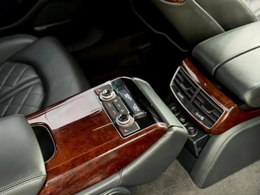 Black Audi A8 2010 in Rezekne, with an engine capacity of 4.20 L and mileage of 223 thousand km for 10490 €, photo 16 on AUTOMOTO.COM.LV