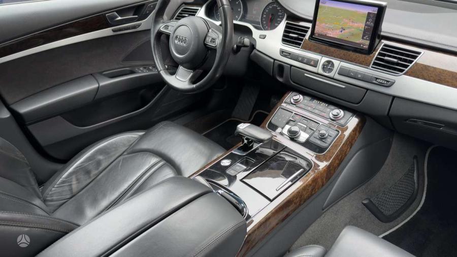 Black Audi A8 2010 in Kupiskis, with an engine capacity of 4.13 L and mileage of 290 thousand km for 10690 €, photo 13 on AUTOMOTO.COM.LV