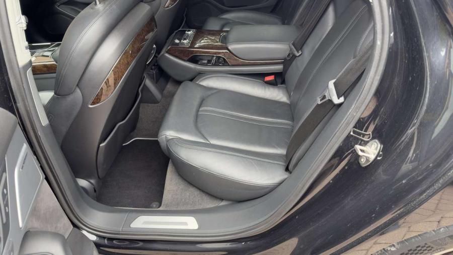Black Audi A8 2010 in Kupiskis, with an engine capacity of 4.13 L and mileage of 290 thousand km for 10690 €, photo 15 on AUTOMOTO.COM.LV