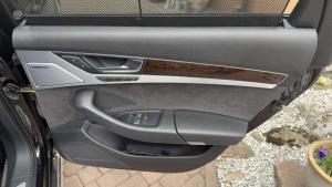 Black Audi A8 2010 in Kupiskis, with an engine capacity of 4.13 L and mileage of 290 thousand km for 10690 €, photo 20 on AUTOMOTO.COM.LV