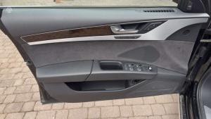 Black Audi A8 2010 in Kupiskis, with an engine capacity of 4.13 L and mileage of 290 thousand km for 10690 €, photo 21 on AUTOMOTO.COM.LV