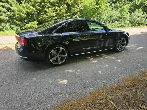 Black Audi A8 2010 in Taurage, with an engine capacity of 4.13 L and mileage of 290 thousand km for 10000 €, photo 7 on AUTOMOTO.COM.LV