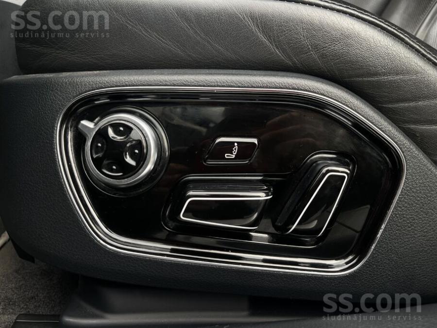 Black Audi A8 2011 in Riga, with an engine capacity of 4.20 L and mileage of 194 thousand km for 16490 €, photo 15 on AUTOMOTO.COM.LV