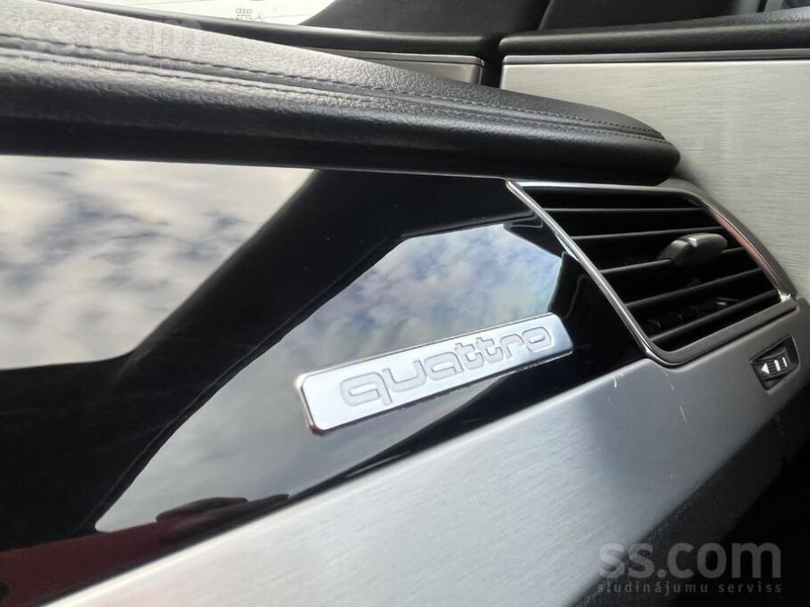 Black Audi A8 2011 in Riga, with an engine capacity of 4.20 L and mileage of 194 thousand km for 16490 €, photo 27 on AUTOMOTO.COM.LV