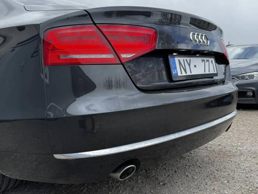 Black Audi A8 2011 in Daugavpils, with an engine capacity of 3.00 L and mileage of 274 thousand km for 14000 €, photo 11 on AUTOMOTO.COM.LV