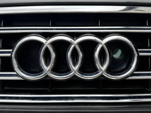 Black Audi A8 2011 in Daugavpils, with an engine capacity of 3.00 L and mileage of 274 thousand km for 14000 €, photo 13 on AUTOMOTO.COM.LV