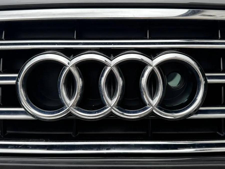 Black Audi A8 2011 in Daugavpils, with an engine capacity of 3.00 L and mileage of 274 thousand km for 14000 €, photo 13 on AUTOMOTO.COM.LV