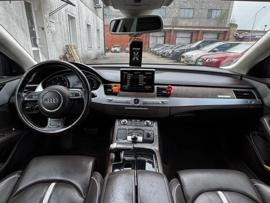 Black Audi A8 2011 in Daugavpils, with an engine capacity of 3.00 L and mileage of 274 thousand km for 14000 €, photo 16 on AUTOMOTO.COM.LV