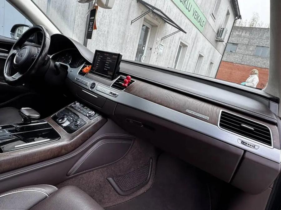 Black Audi A8 2011 in Daugavpils, with an engine capacity of 3.00 L and mileage of 274 thousand km for 14000 €, photo 17 on AUTOMOTO.COM.LV