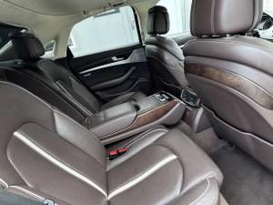Black Audi A8 2011 in Daugavpils, with an engine capacity of 3.00 L and mileage of 274 thousand km for 14000 €, photo 23 on AUTOMOTO.COM.LV