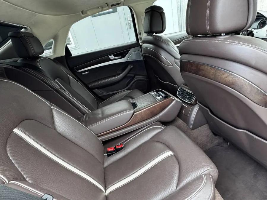 Black Audi A8 2011 in Daugavpils, with an engine capacity of 3.00 L and mileage of 274 thousand km for 14000 €, photo 23 on AUTOMOTO.COM.LV