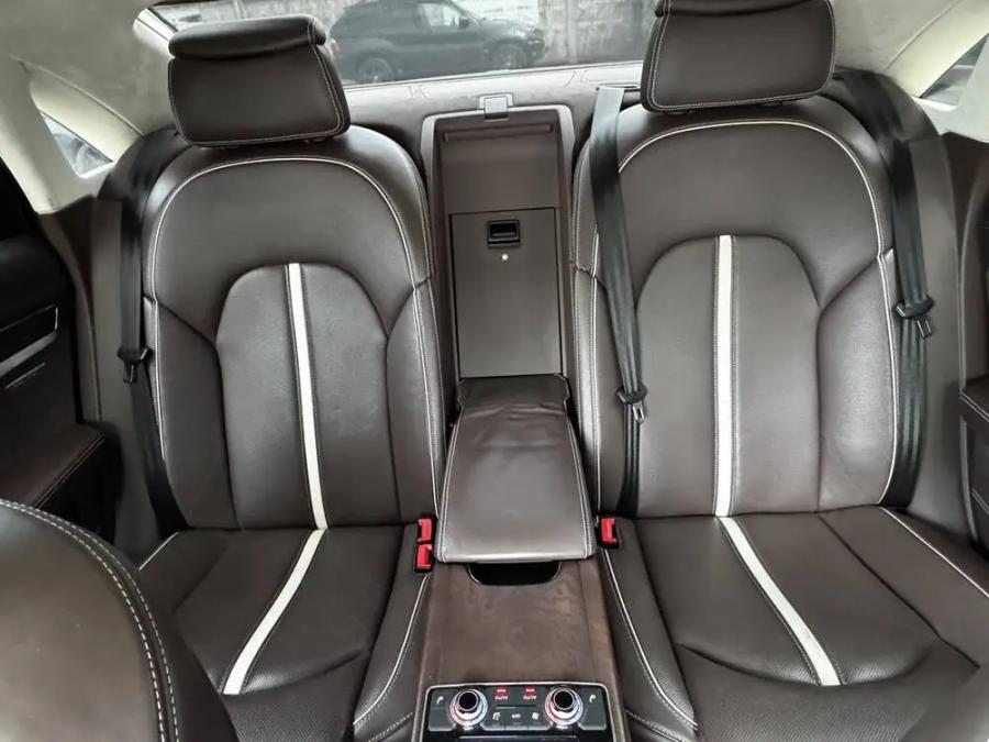 Black Audi A8 2011 in Daugavpils, with an engine capacity of 3.00 L and mileage of 274 thousand km for 14000 €, photo 24 on AUTOMOTO.COM.LV