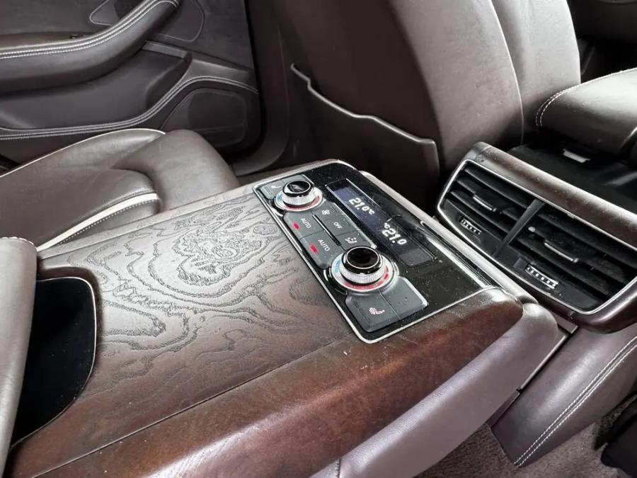 Black Audi A8 2011 in Daugavpils, with an engine capacity of 3.00 L and mileage of 274 thousand km for 14000 €, photo 27 on AUTOMOTO.COM.LV