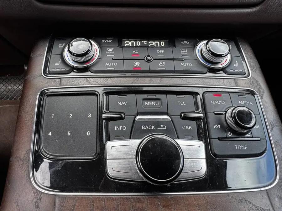 Black Audi A8 2011 in Daugavpils, with an engine capacity of 3.00 L and mileage of 274 thousand km for 14000 €, photo 31 on AUTOMOTO.COM.LV
