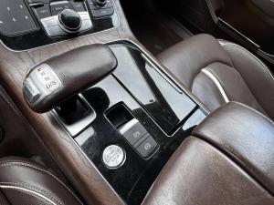 Black Audi A8 2011 in Daugavpils, with an engine capacity of 3.00 L and mileage of 274 thousand km for 14000 €, photo 32 on AUTOMOTO.COM.LV