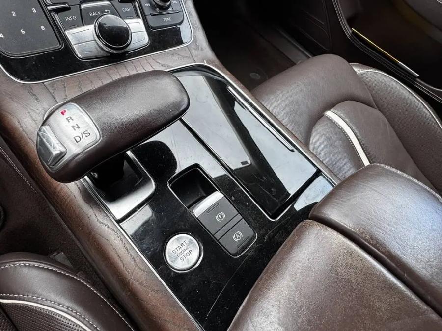 Black Audi A8 2011 in Daugavpils, with an engine capacity of 3.00 L and mileage of 274 thousand km for 14000 €, photo 32 on AUTOMOTO.COM.LV