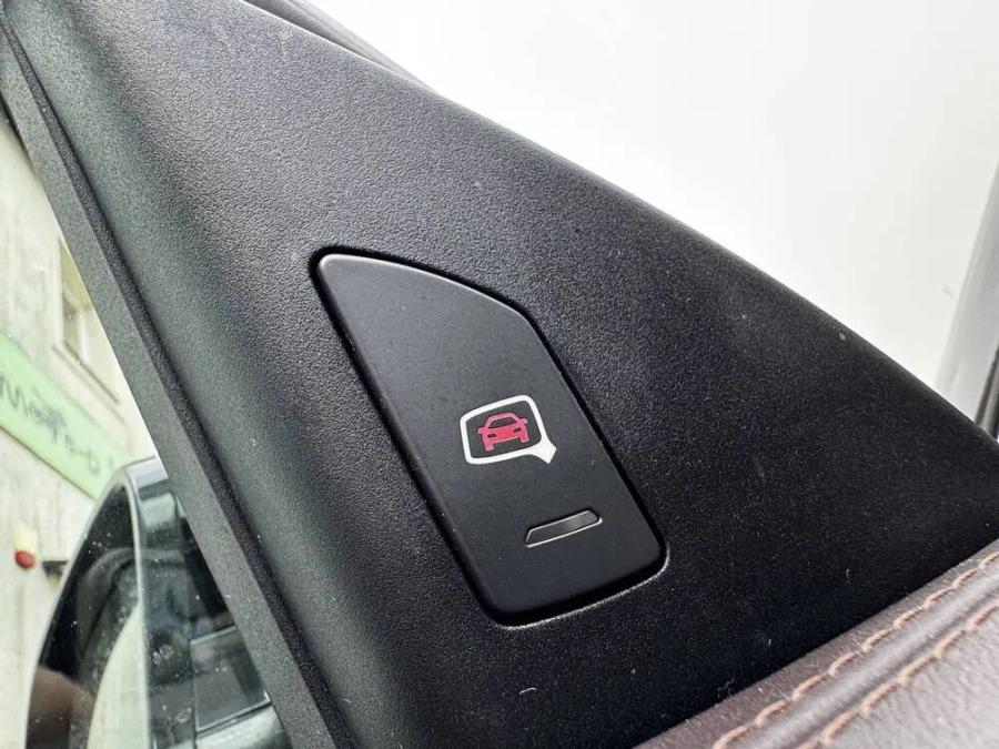 Black Audi A8 2011 in Daugavpils, with an engine capacity of 3.00 L and mileage of 274 thousand km for 14000 €, photo 36 on AUTOMOTO.COM.LV