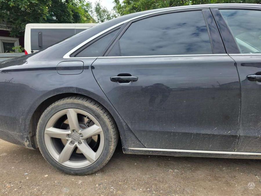 Melns Audi A8 2011 Viļņa, ar dzinēja tilpumu 4.16 L un nobraukumu 294 tūkst. km par 6500 €, foto 8 vietnē AUTOMOTO.COM.LV
