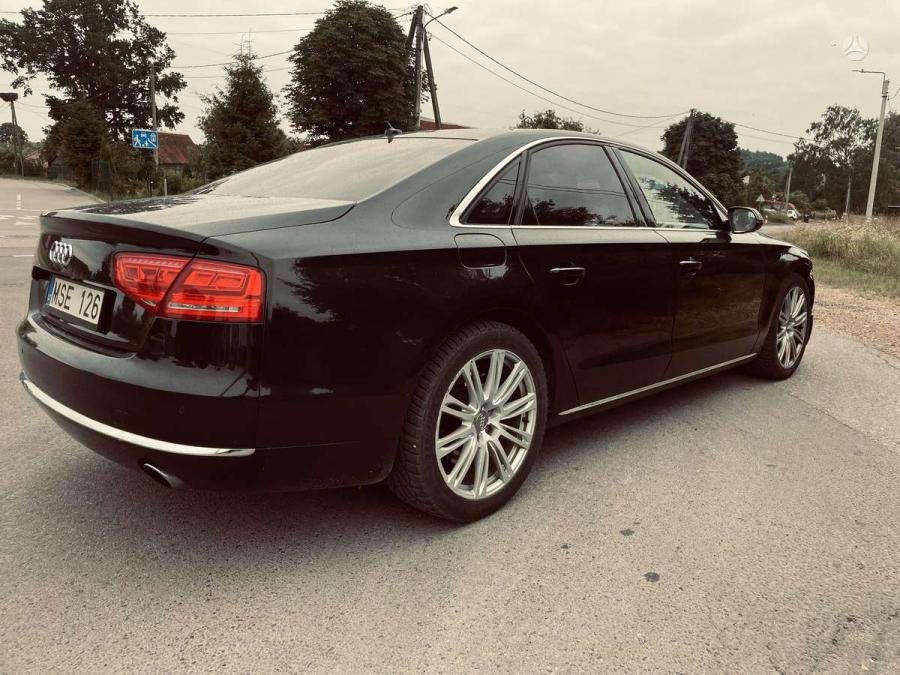 Black Audi A8 2011 in Vilnius, with an engine capacity of 4.13 L and mileage of 389 thousand km for 6950 €, photo 4 on AUTOMOTO.COM.LV