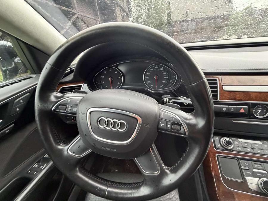 Black Audi A8 2011 in Vilnius, with an engine capacity of 4.16 L and mileage of 298 thousand km for 10999 €, photo 12 on AUTOMOTO.COM.LV