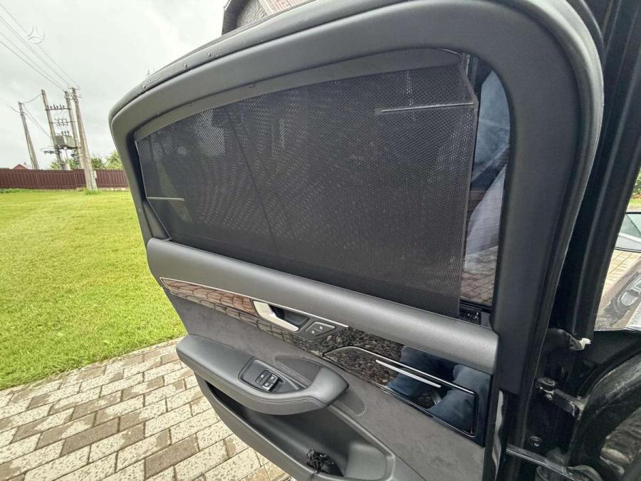 Black Audi A8 2011 in Vilnius, with an engine capacity of 4.16 L and mileage of 298 thousand km for 10999 €, photo 15 on AUTOMOTO.COM.LV