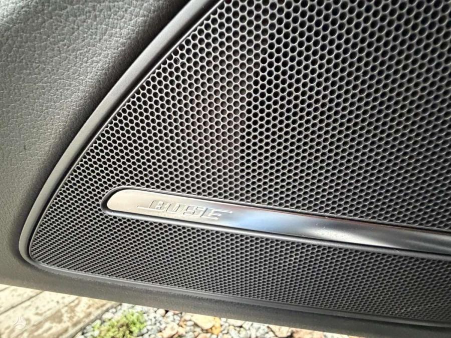 Black Audi A8 2011 in Vilnius, with an engine capacity of 4.16 L and mileage of 298 thousand km for 10999 €, photo 16 on AUTOMOTO.COM.LV