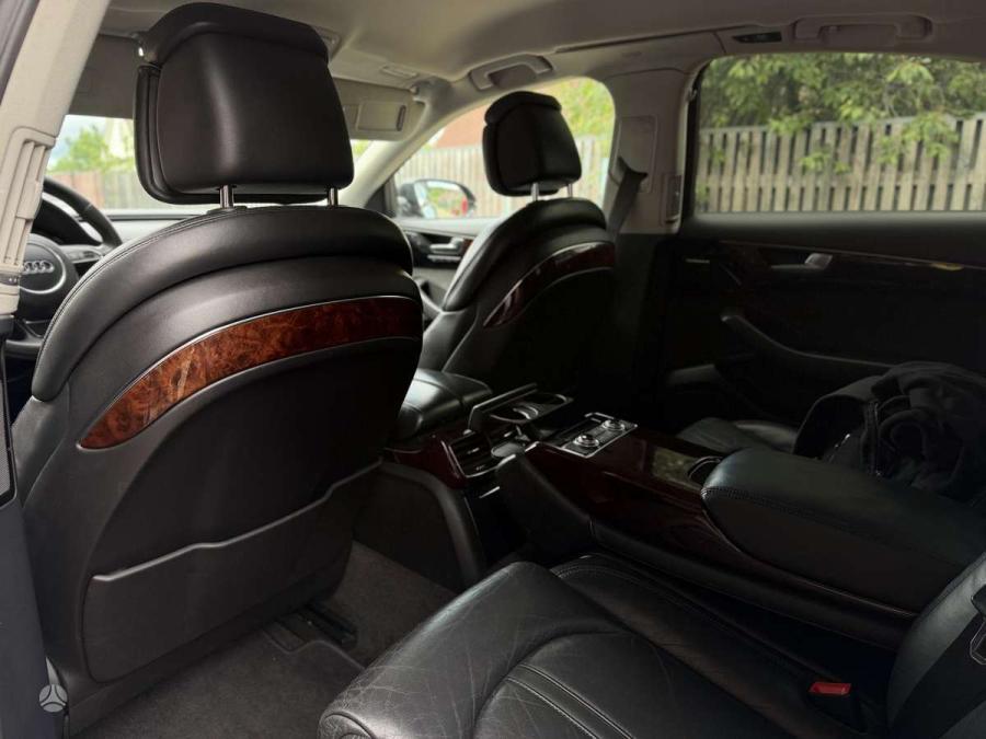Black Audi A8 2011 in Vilnius, with an engine capacity of 4.13 L and mileage of 380 thousand km for 8200 €, photo 13 on AUTOMOTO.COM.LV